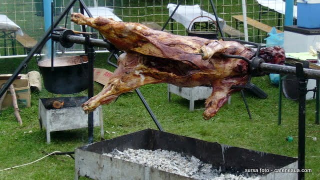 Berbecut la protap, poale in brau si foc de tabara pentru turistii care ...