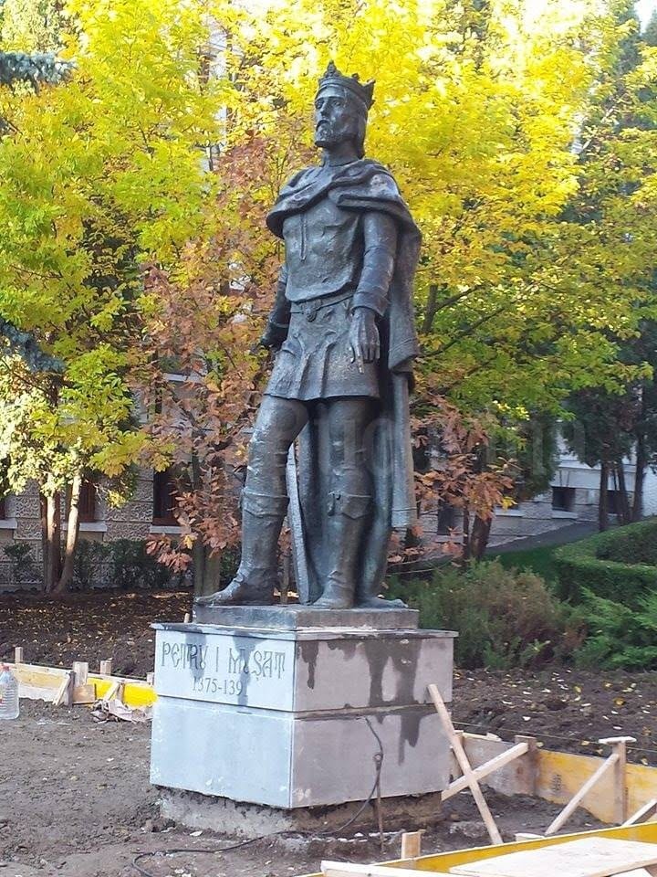 Statuia lui Petru Mușat a revenit în centrul Sucevei (FOTO)