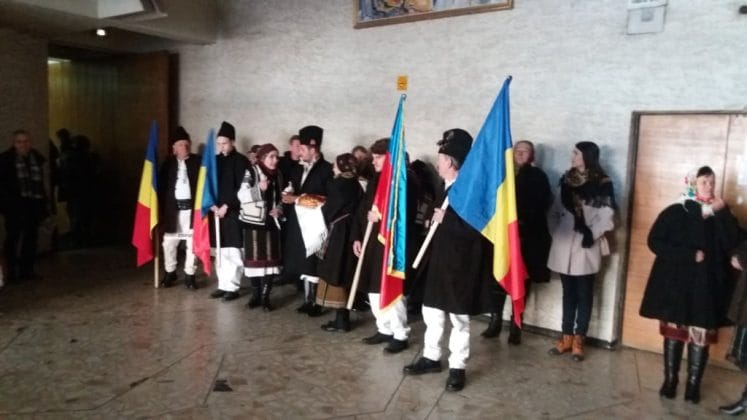 Marian Munteanu, primit la Suceava cu fanfară, de tineri îmbrăcați cu ...