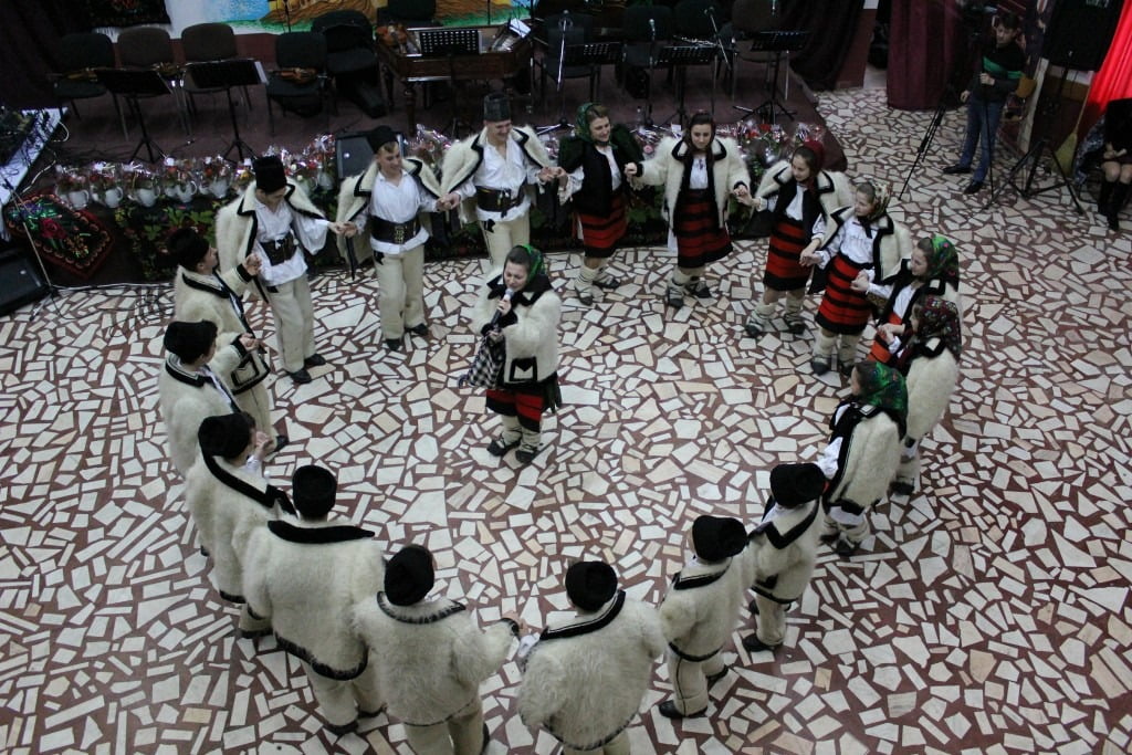 Cajvana a întâmpinat caravana „10 pentru folclor” în frumosul port popular