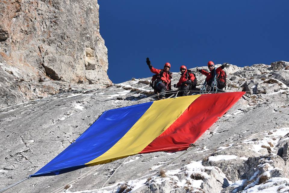 Drapel național de 27 de metri pătrați amplasat de salvamontiștii din ...