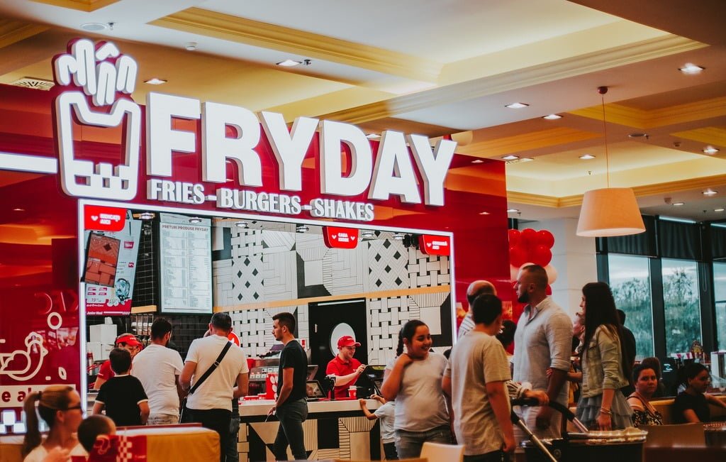 Savoarea preparatelor cu specific american, la Fryday, noul restaurant ...