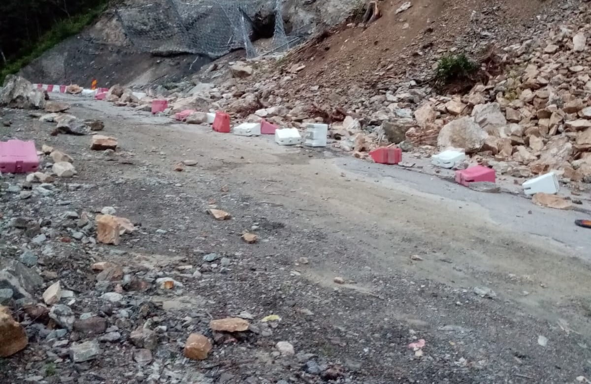 VIDEO//Alunecarea de pe DN 17 B a afectat 80 la sută din barierele de ...