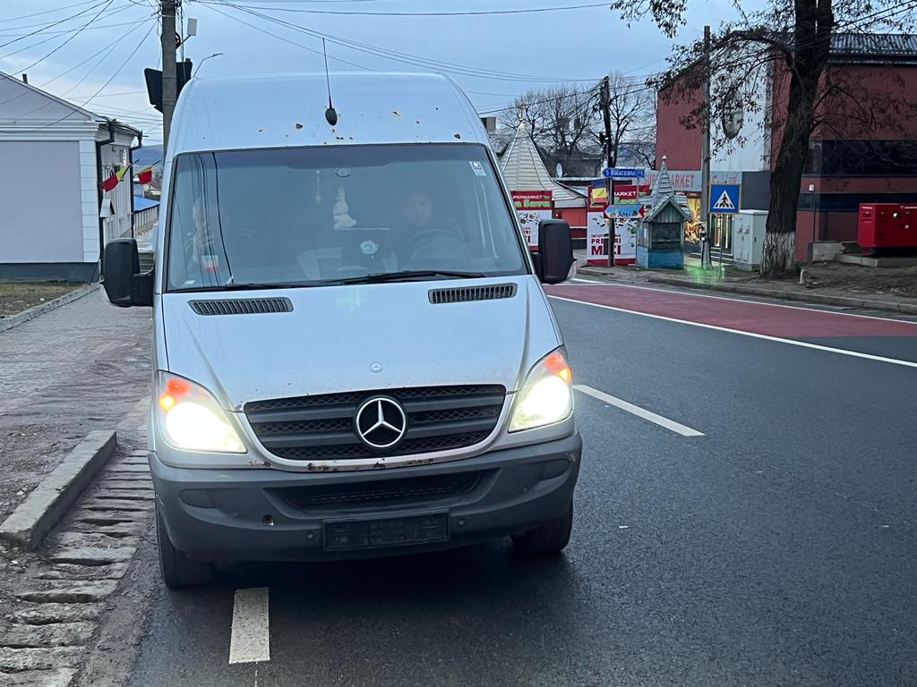 Tânăr fără permis, depistat la volanul unei autoutilitare pe Calea ... Tânăr fără permis, depistat la volanul unei autoutilitare pe Calea ...