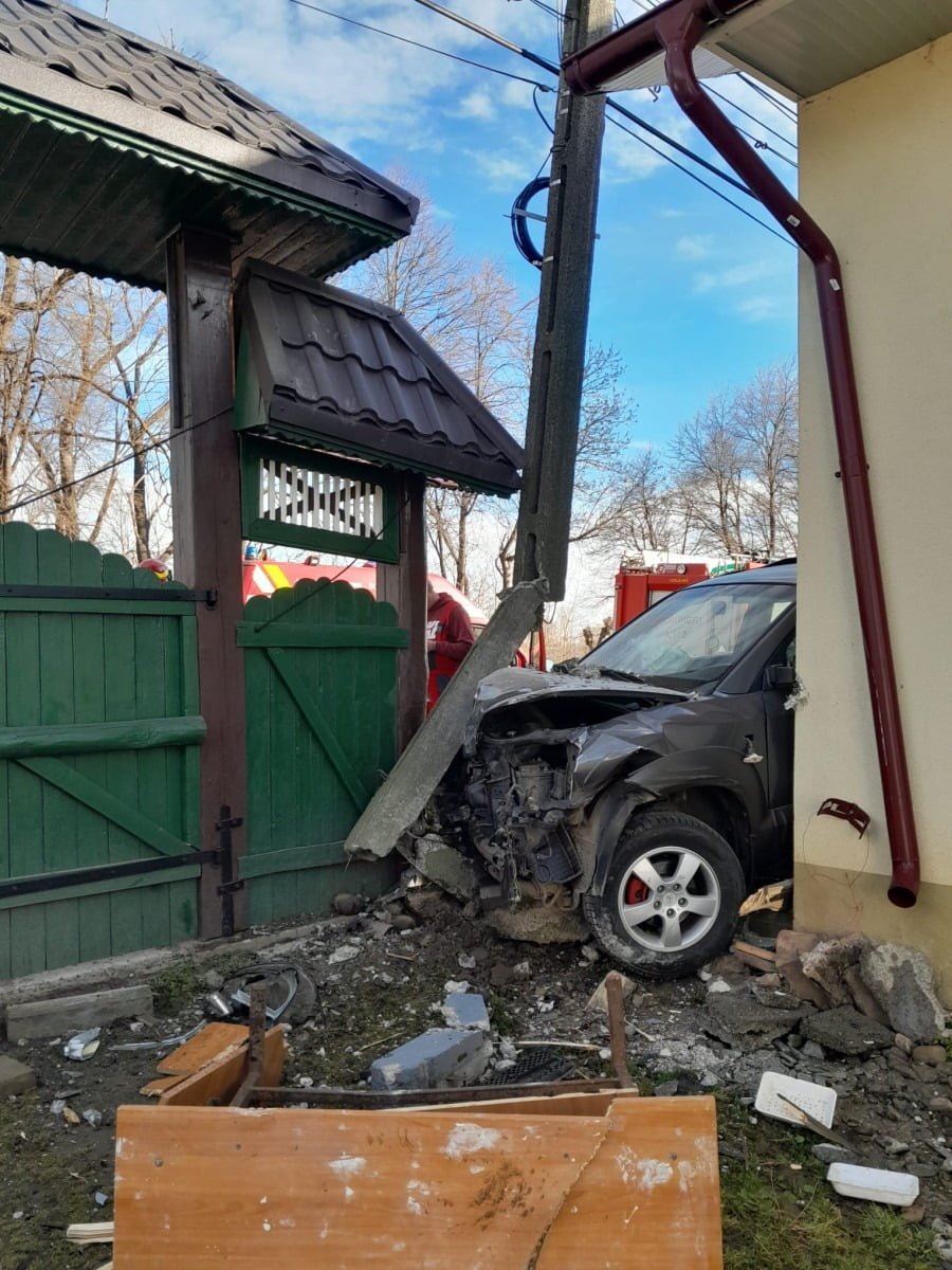 FOTO//Accident cu trei victime la Vicovu de Jos