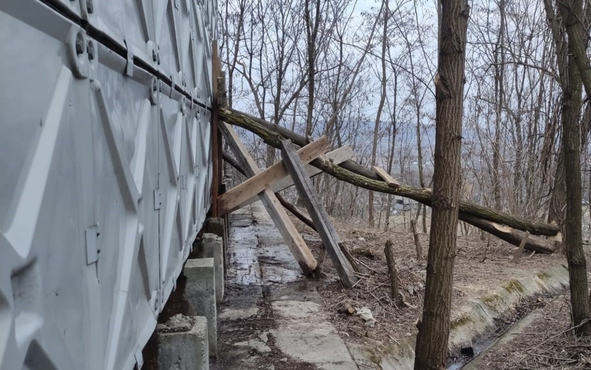 VIDEO//Bazinul de alimentare cu apă a orașului Dolhasca, proptit cu doi ...