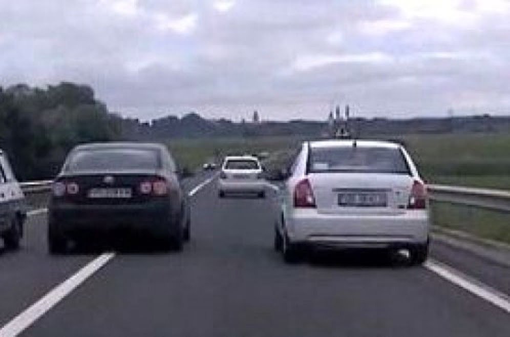 Tânăr fără permis, oprit în trafic după o depășire pe linia continuă pe ...