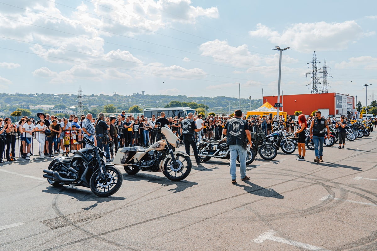Spectacolul moto din cadrul Bucovina Motor Fest are loc la Iulius Mall ...