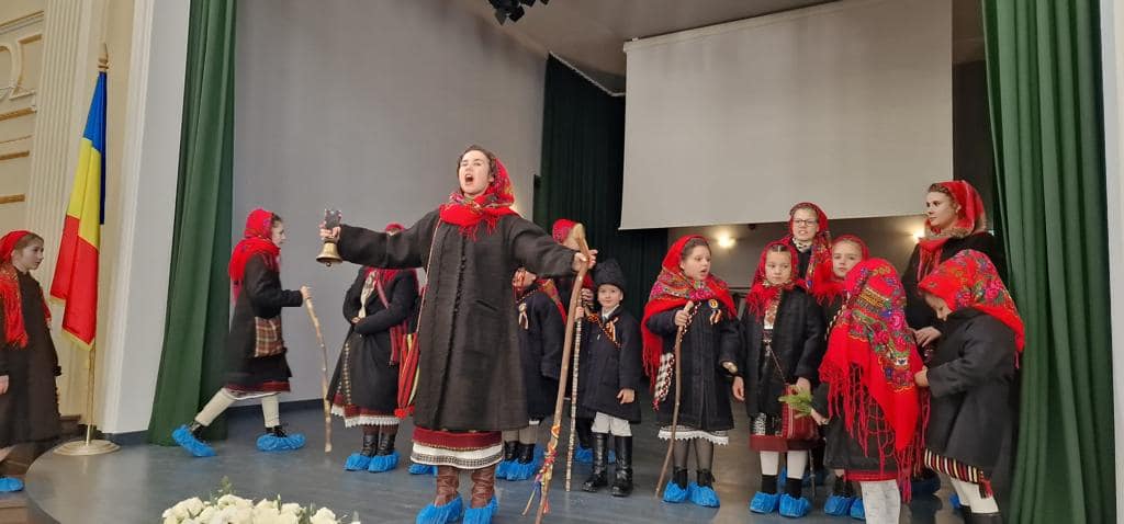 Flutur: Grupuri de colindători aduse de Centrul Cultural Bucovina au ...