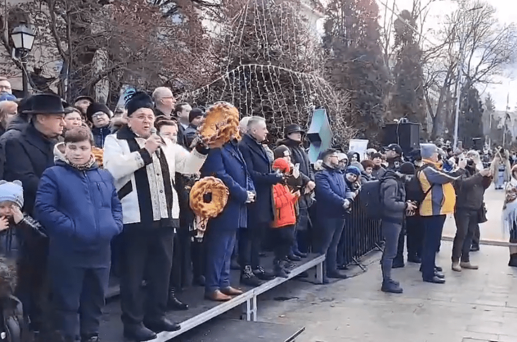 Flutur i-a surprins pe urători și i-a urat el: Înainte să primim cu ...