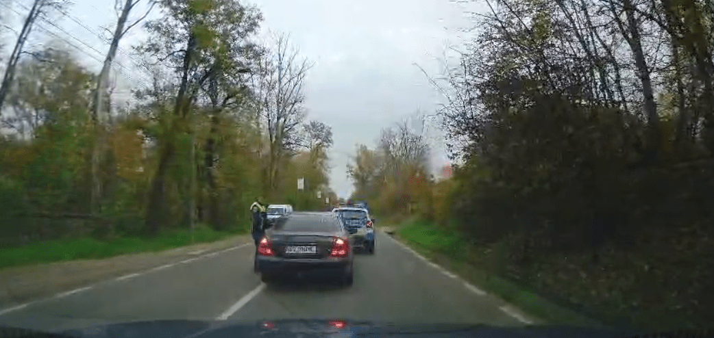 VIDEO//Un șofer care a profitat de culoarul creat în traficul din ...