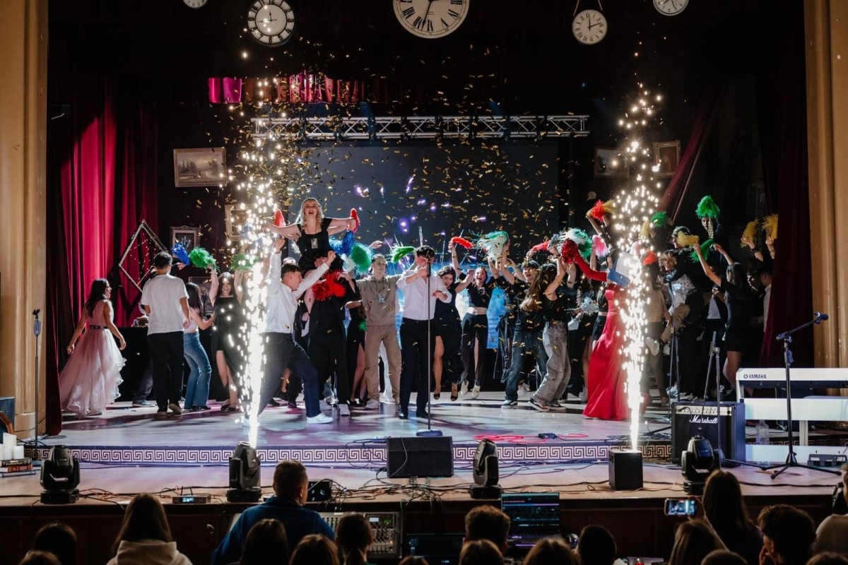 Ingrid Galan și Andrei Chirilă, Miss și Mister Boboc ai Colegiului ...
