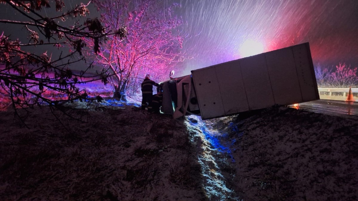 VIDEO//Un autocamion s-a răsturnat la Bunești. Șoferul a fost ...